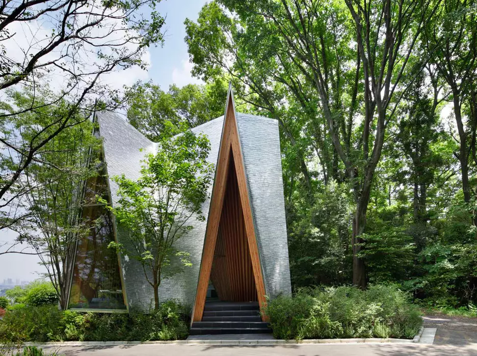 Sayama Forest Chapel yn Japan troch Hiroshi Nakamura en NAP