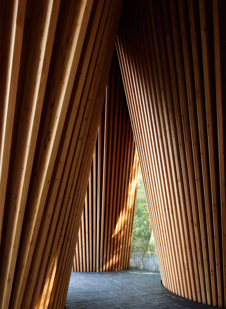 Sayama Forest Chapel yn Japan troch Hiroshi Nakamura en NAP