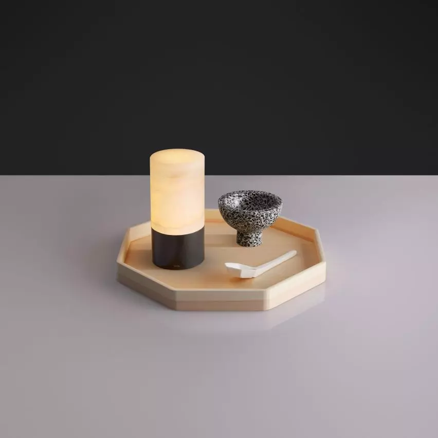 Voltra Alabaster lamp ni Arnold Chan para sa Voltra