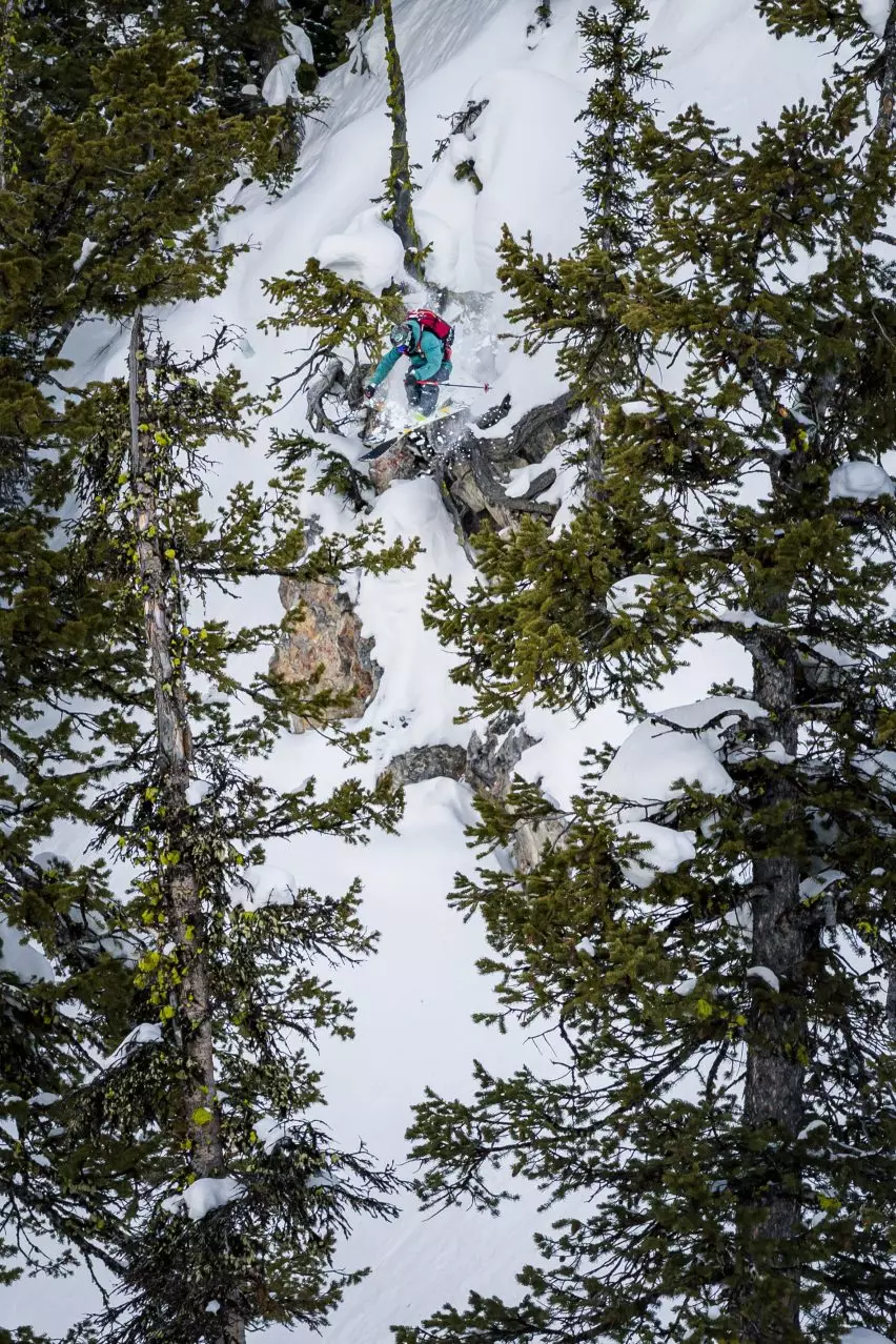 Benny Schmitt esquiando no WNDR Alpine's Intention 110