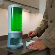 Bioreaktori Spira countertop lejon përdoruesit të rritin algat e tyre për ushqim
