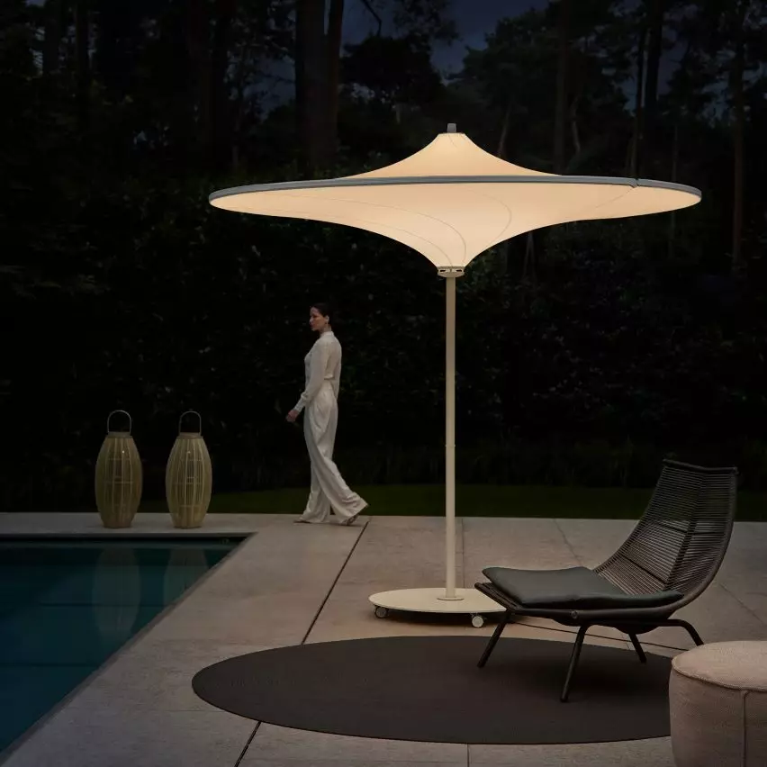 چتر Hulasol توسط Hulasol در شب در کنار یک استخر روشن می شود