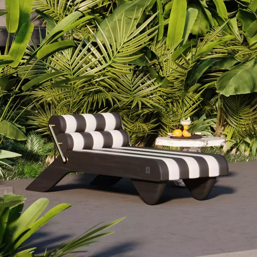 黑白條紋的 Tropez 躺椅，戶外綠樹叢生