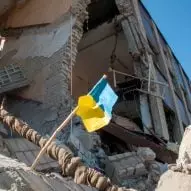 Bandeira ucraniana em escombros