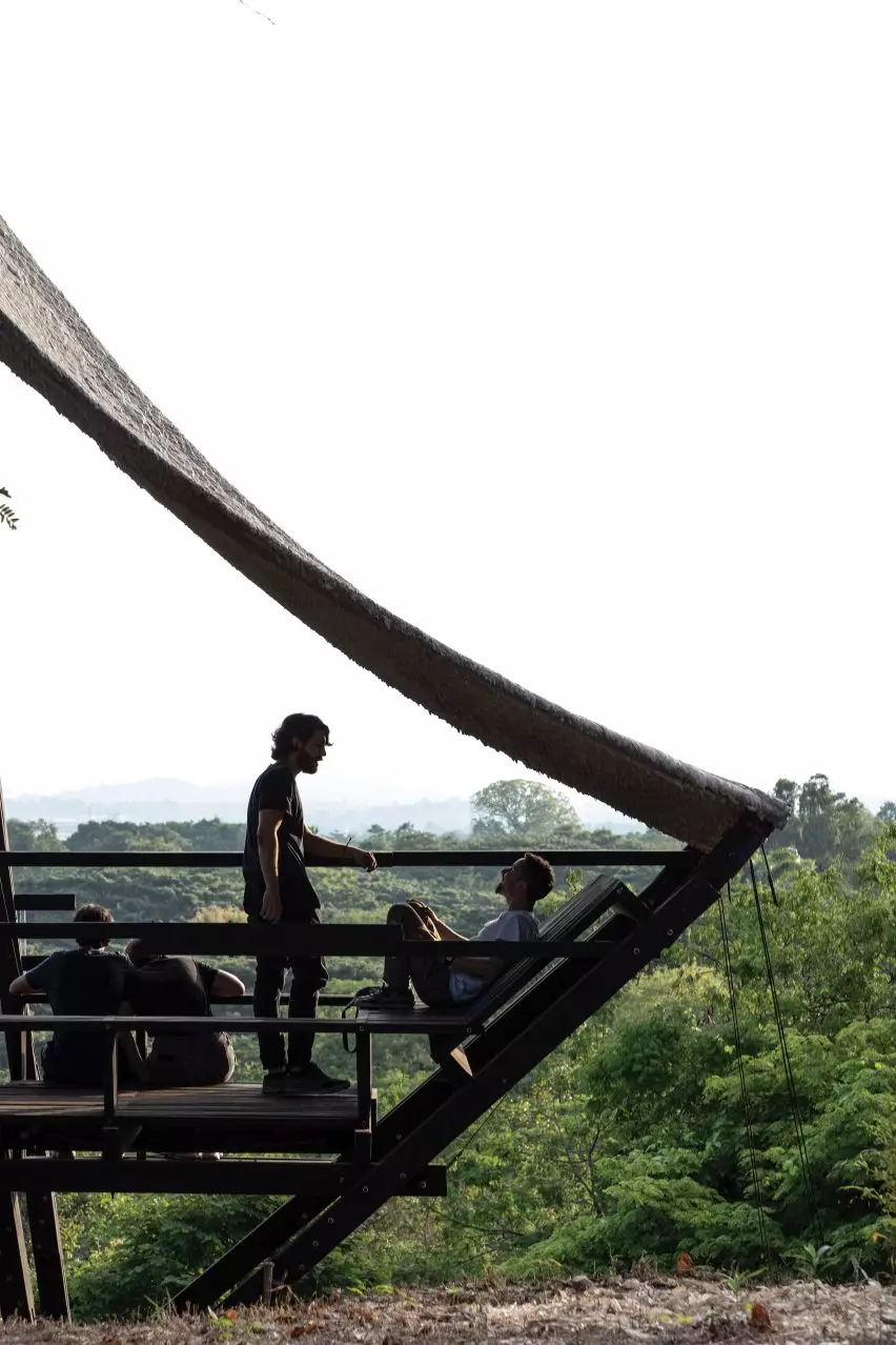 Hiji lalaki nangtung di jero kanopi Learning Viewpoint