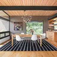 Hillside Midcentury ໂດຍ SHED Architecture & Design