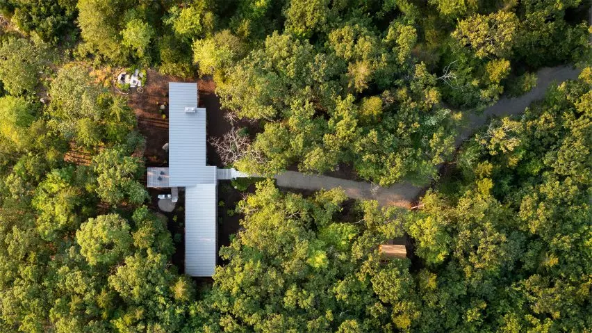 Pogled iz zraka na brdo Caterpillar od Whitten Architects
