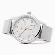 Nomos Glashütte نىڭ مەكتەپ ھويلىسىنى يىغىش قول سائىتى