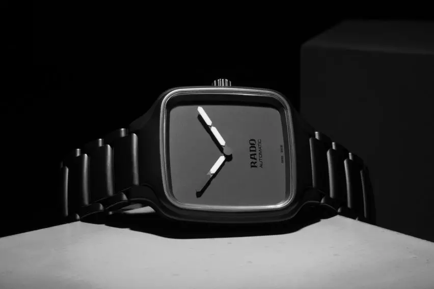 La montre analogique de YOY pour Rado a le 