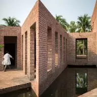 Bangladeş'te tuğla hastane binası