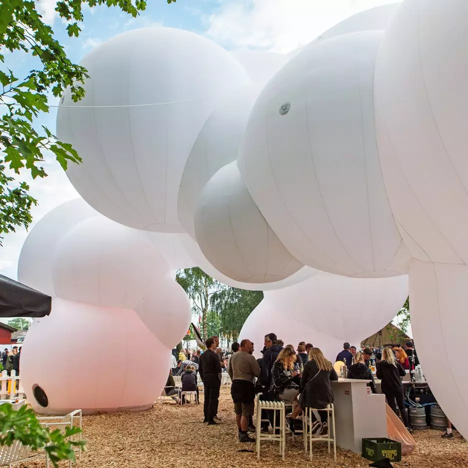 Lumilikha ang BIG ng inflatable pavilion sa Roskilde Music Festival