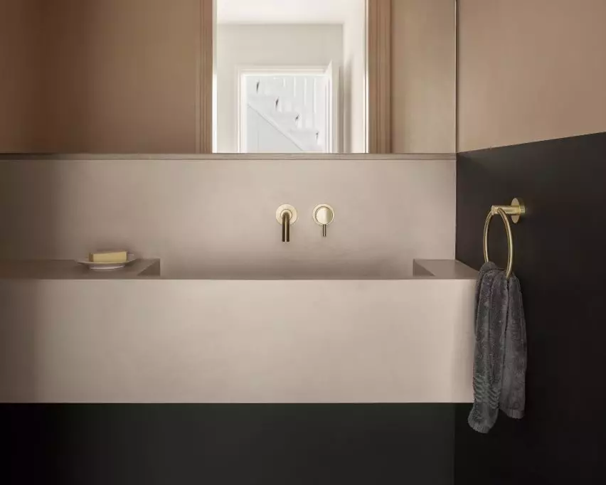 Banheiro da extensão do cineasta por Will Gamble Architects