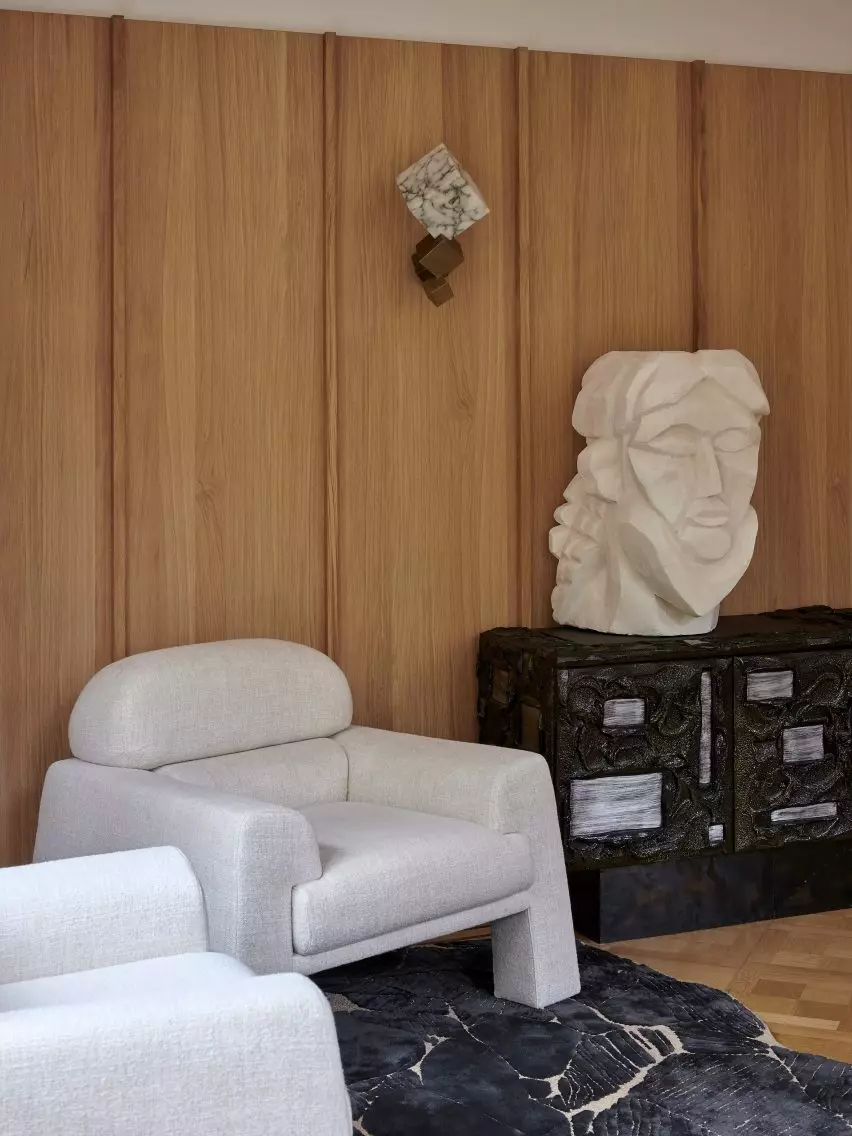Wit leunstoele en massiewe abstrakte beeldhouwerk in Tesselschade-familiekantoor