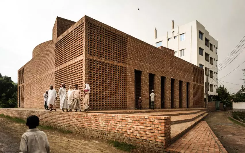 Red perforated brick na Bait Ur Rouf Mosque