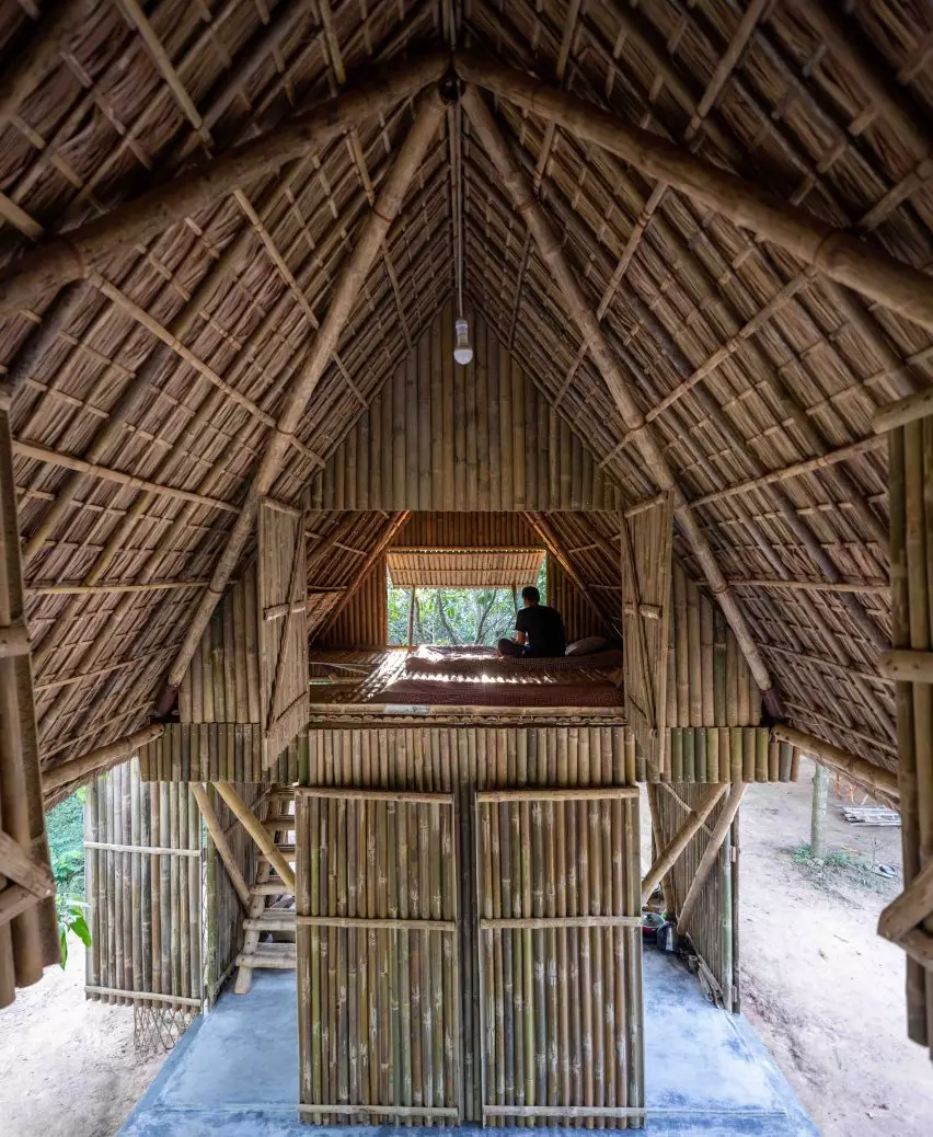 ბამბუკის ქოხი ბანგლადეშში, როჰინჯა ლტოლვილთა ბანაკში აშენდა