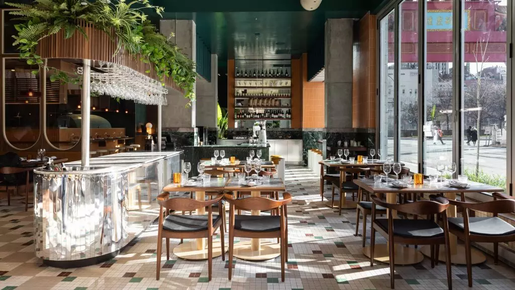 Ménard Dworkind remplit le restaurant montréalais Tiramisu de plantes et de miroirs