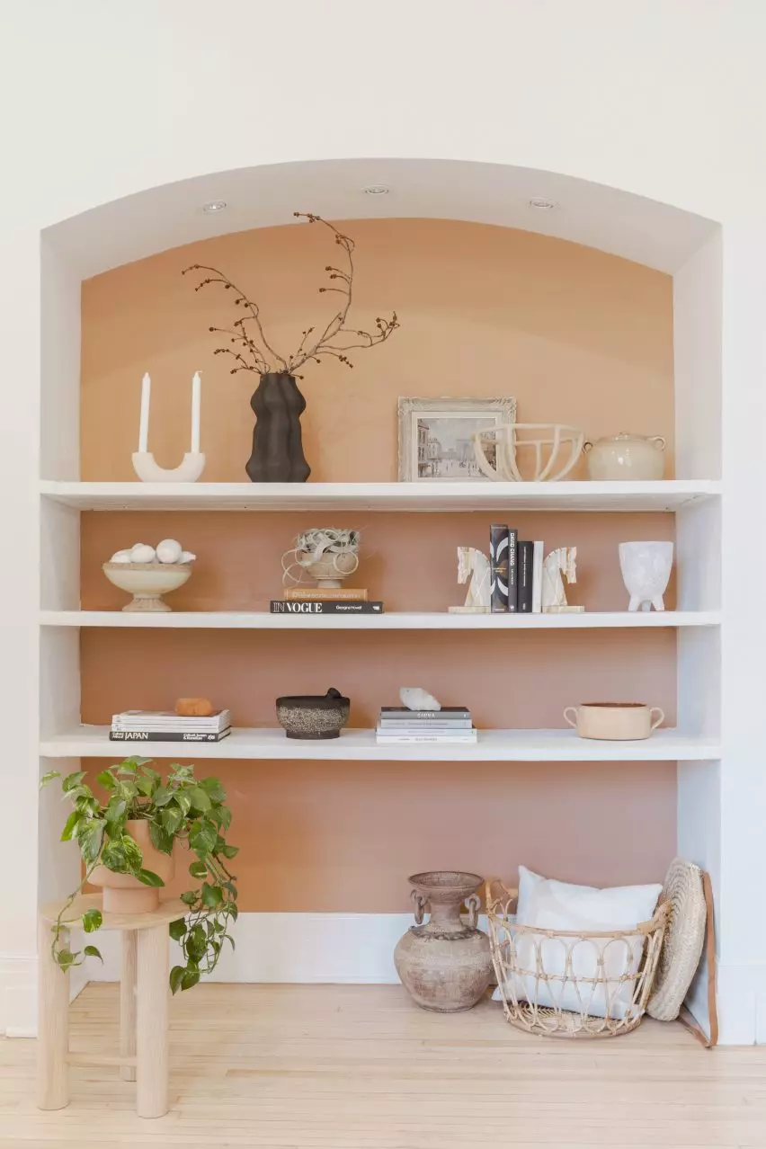 Shelving na may peach na backdrop