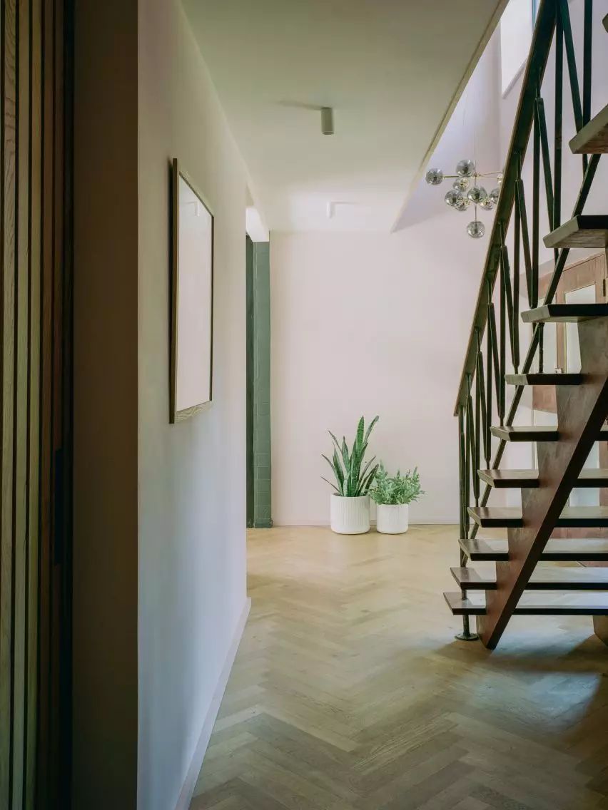 Hallway yeBawa House neAlter & Company