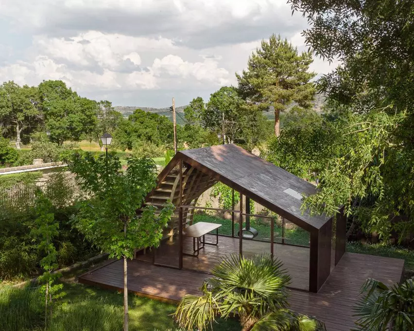 Gabled izeren skriuwershut op houten platfoarm yn tún