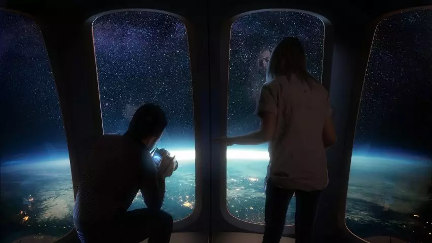 Cilvēki, kas skatās pa logu uz kosmosa kuģi Neptūns