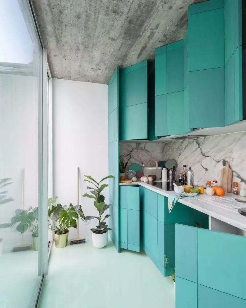 Apartemen di Lantai Mint oleh dapur Fala Atelier