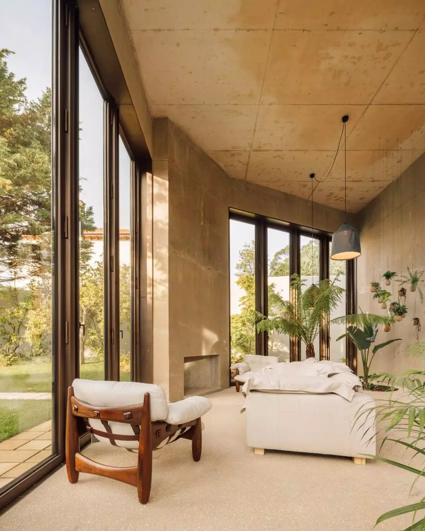 Vardagsrum i Casa 2 Porto av Bak Gordon Arquitectos med betongväggar och beige mjuka möbler