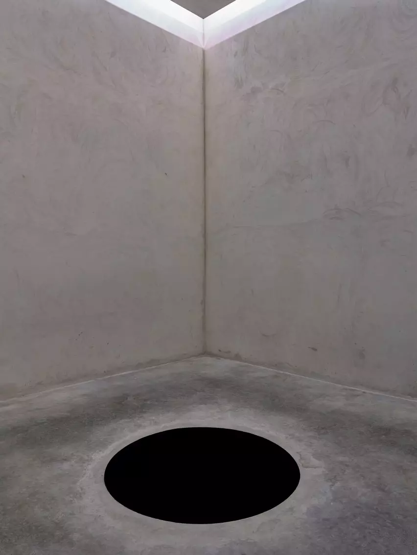 Nwoke merụrụ ahụ na ihe mberede nka Anish Kapoor na ụlọ ihe ngosi nka Serralves 12966_1