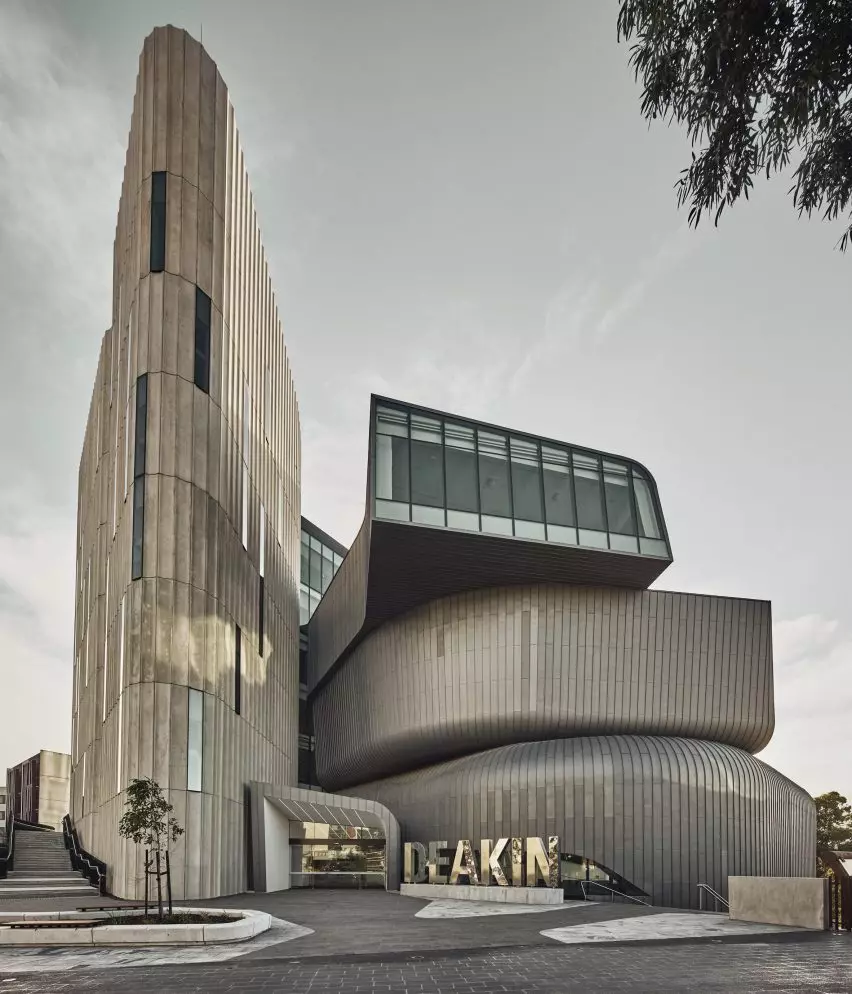 Deakin Law School está formada por unha torre de formigón e un volume apilado