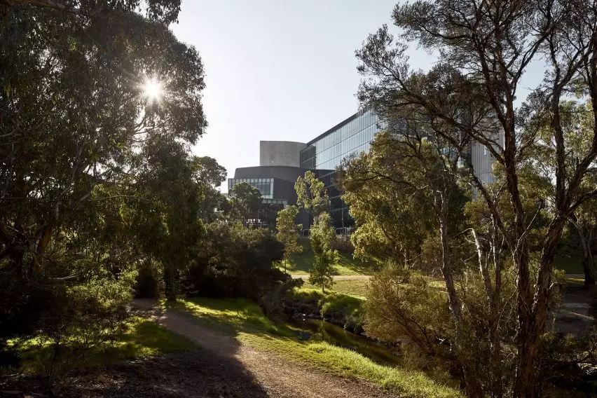 Der größte Flügel der Deakin Law School war mit Glas verkleidet