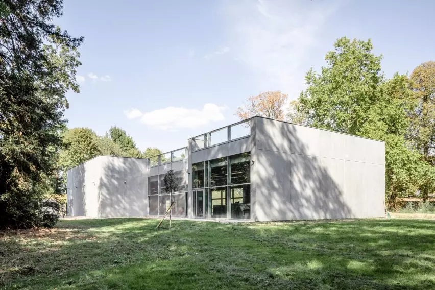 Bâtiment en béton dans le parc du Château de la Grange-la-Prévôté