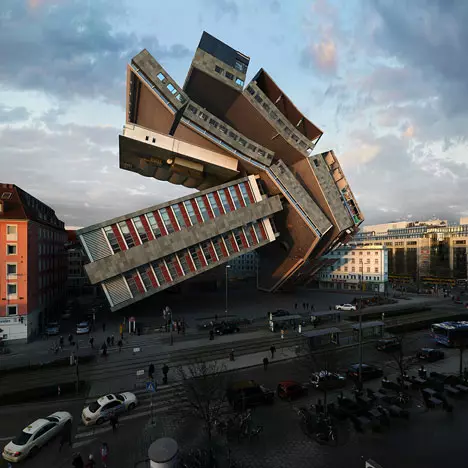 O le tagata pueata Victor Enrich na te liliu se faletalimalo i Munich i luga i lalo ma totonu i fafo