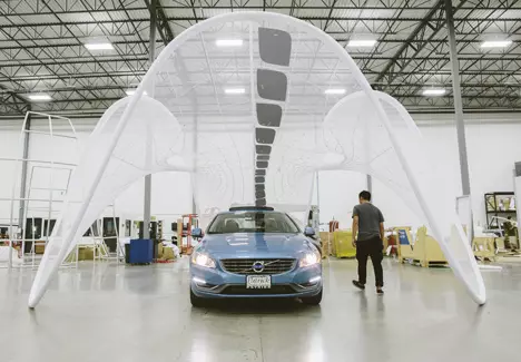 „Volvo Pure Tension Pavilion“, kuris įkrauna elektromobilį pagal Synthesis Design + Architecture