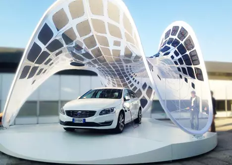 Synthesis Design + Architecture මගින් විදුලි මෝටර් රථයක් ආරෝපණය කරන Volvo Pure Tension Pavilion