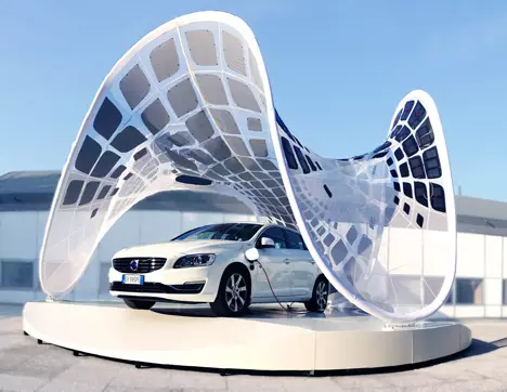 Synthesis Design + Architecture මගින් විදුලි මෝටර් රථයක් ආරෝපණය කරන Volvo Pure Tension Pavilion