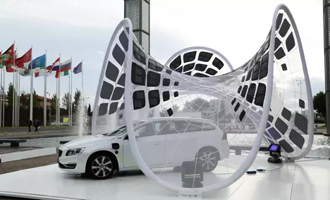 „Volvo Pure Tension Pavilion“, kuris įkrauna elektromobilį pagal Synthesis Design + Architecture