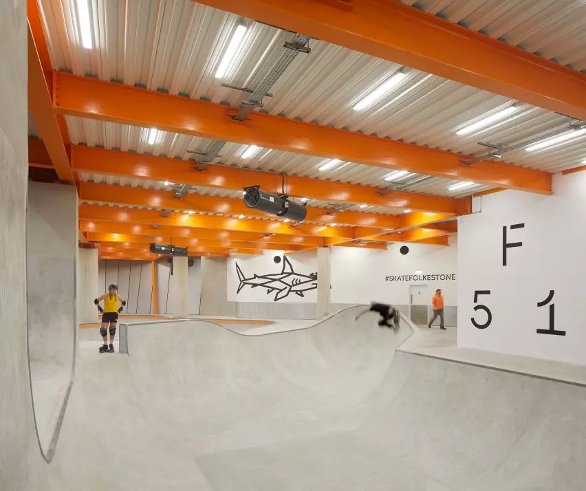 Bowl Floor yn F51 multi-storey skatepark yn Folkestone by Hollaway Studio