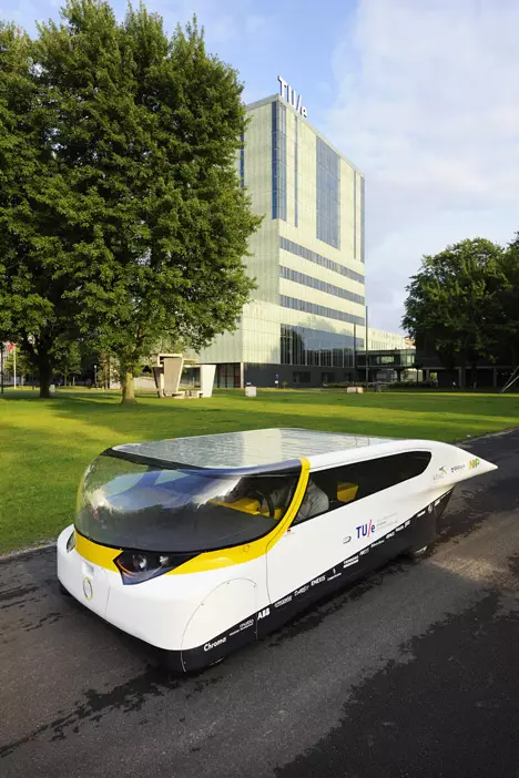 Kereta keluarga berkuasa solar oleh Universiti Teknologi Eindhoven