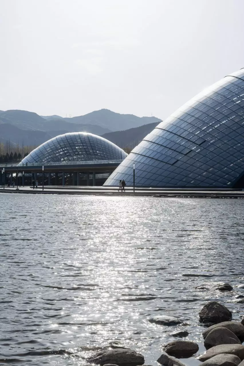 Awọn eefin ile ti o wa ni Taiyuan Botanical Garden wa nitosi adagun kan