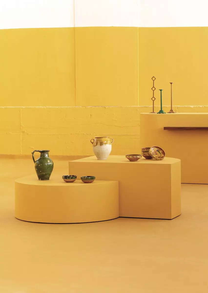 Jasnożółty Tarkett Lino pokrywa cokoły i powierzchnie wystawowe