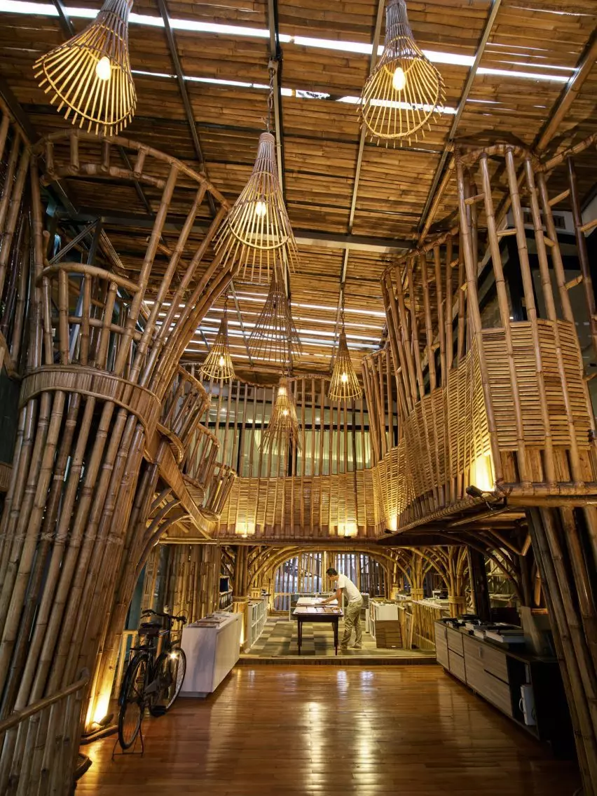 Vysoký bambusový strop