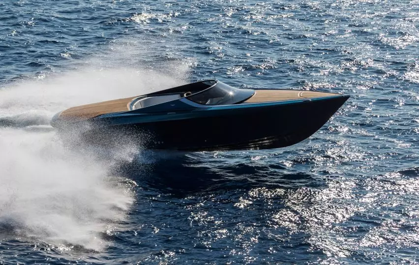 Моторная лодка Aston Martin