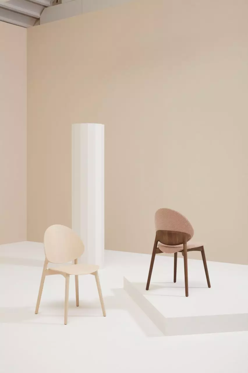Zwei Fleuron-Stühle auf neutralem Hintergrund