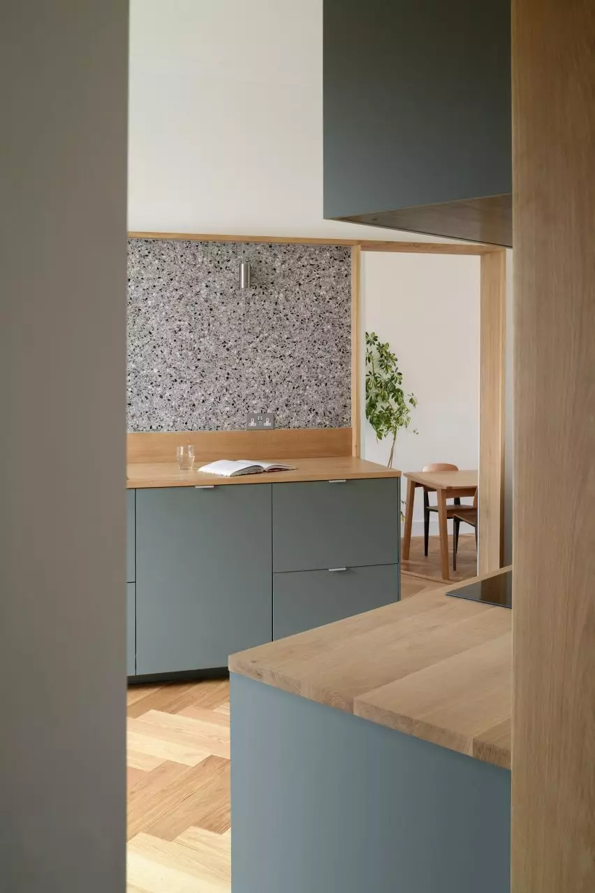 Cuisine IKEA couleur sauge avec dosseret en terrazzo et comptoirs en chêne dans l'appartement de Leith