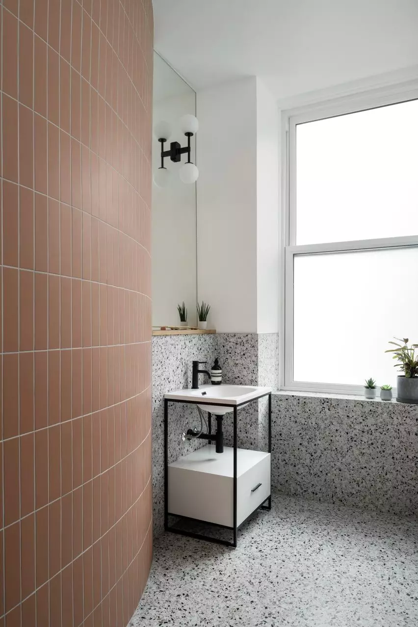 Lavabo autoportant avec armoire intégrée en terre cuite et salle de bain lambrissée en terrazzo conçu par Luke McClelland