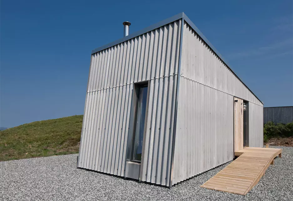 Selvbyggende studio av Rural Design Architects lunter seg inn i det røffe landskapet på Isle of Skye