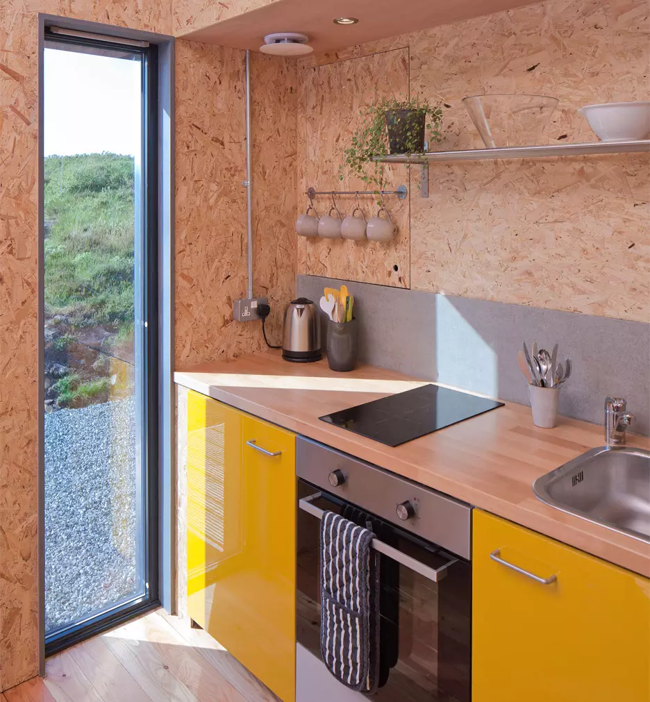 Selvbyggende studio av Rural Design Architects lunter seg inn i det røffe landskapet på Isle of Skye