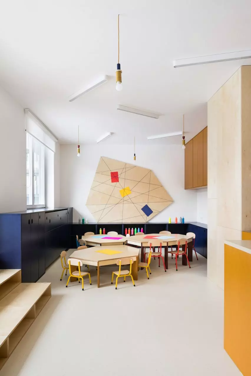 No Architects 在布拉格幼儿园绘图区的不同大小的桌子
