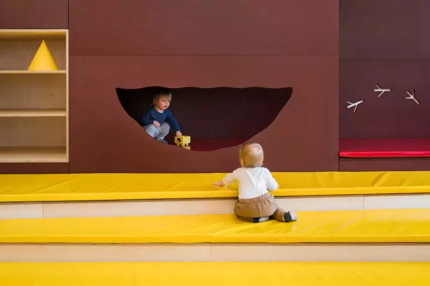 No Architects 在布拉格幼儿园的带黄色垫子和棕色角落的阶梯游乐区