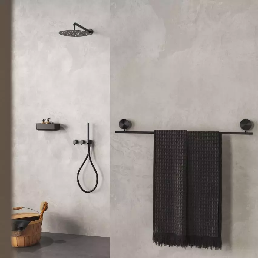 步入式淋浴間旁的黑色毛巾架