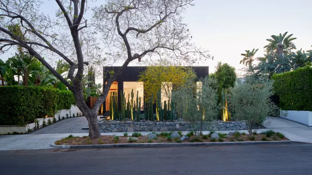 Annie Barrett e Hye-Young Chung criam uma "casa dentro de uma casa" em Los Angeles